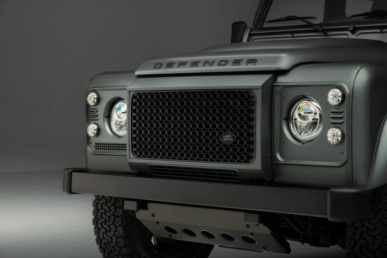 Classic Defender V8 Meets OCTA Colours | CARCHVST